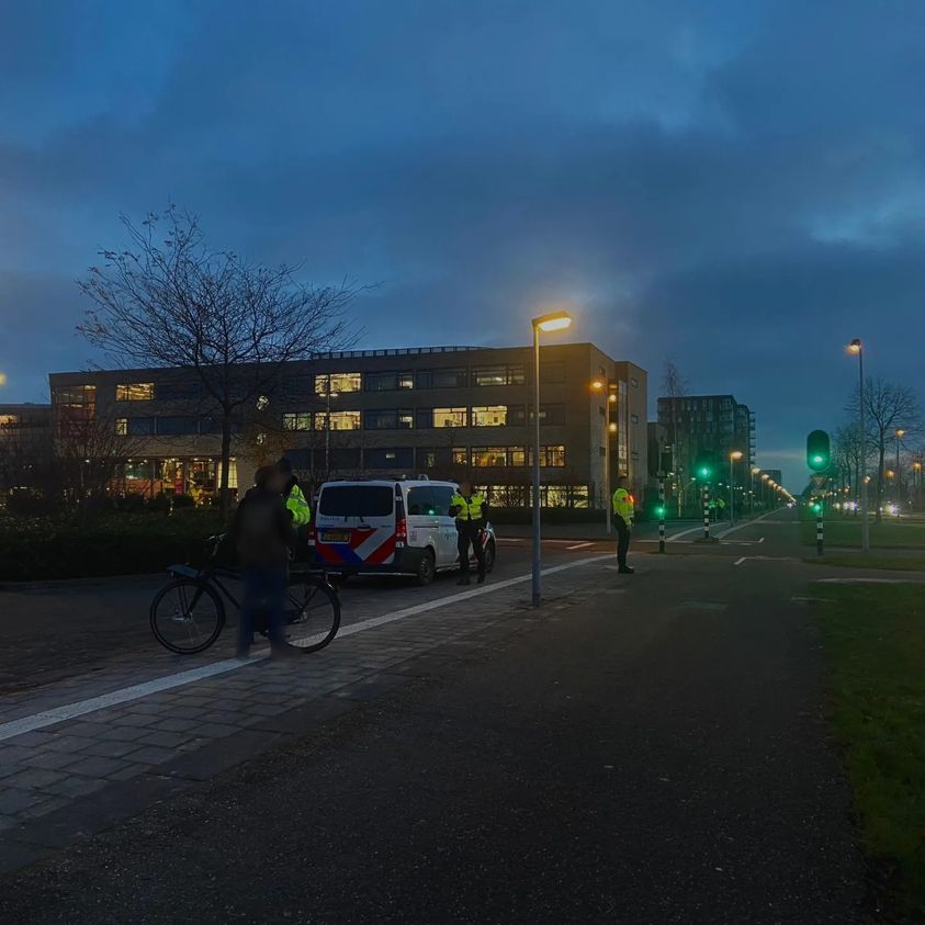 Politie controleert extra op fiets- en bromfietsverlichting · Omroep Almere