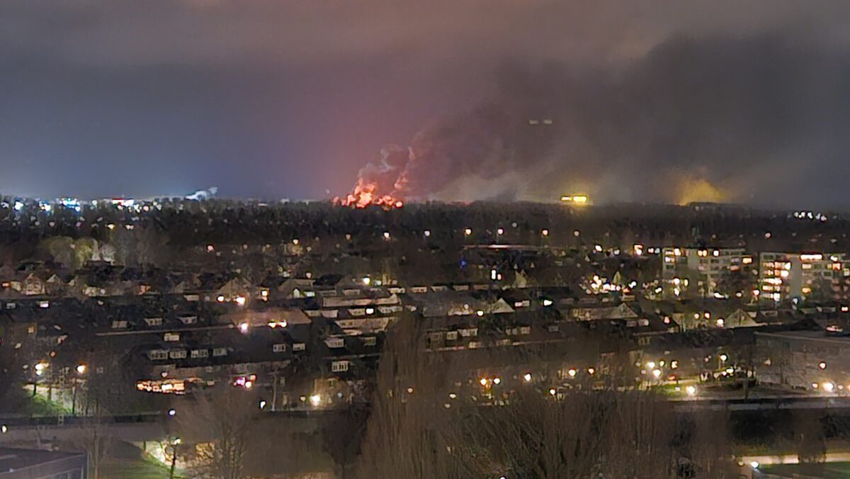 Grote brand aan Vlotbrugweg in Buiten · Omroep Almere