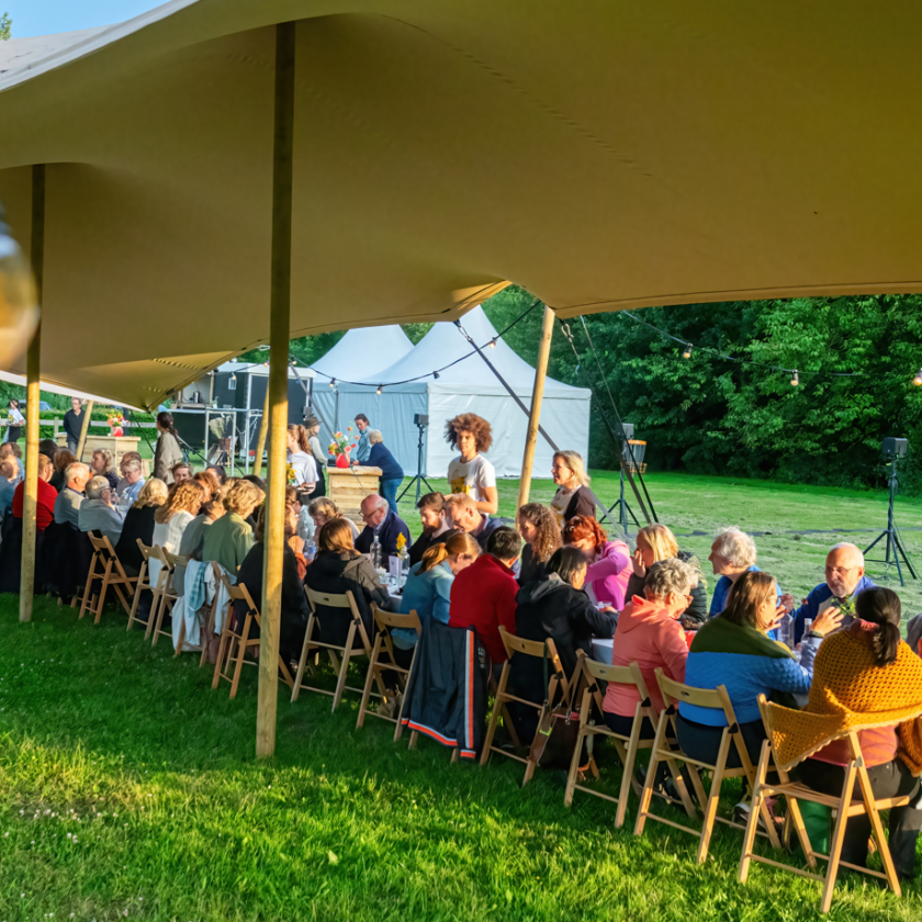 Langste Dag Diner in Stadsbos Almeerderhout groot succes · Omroep Almere