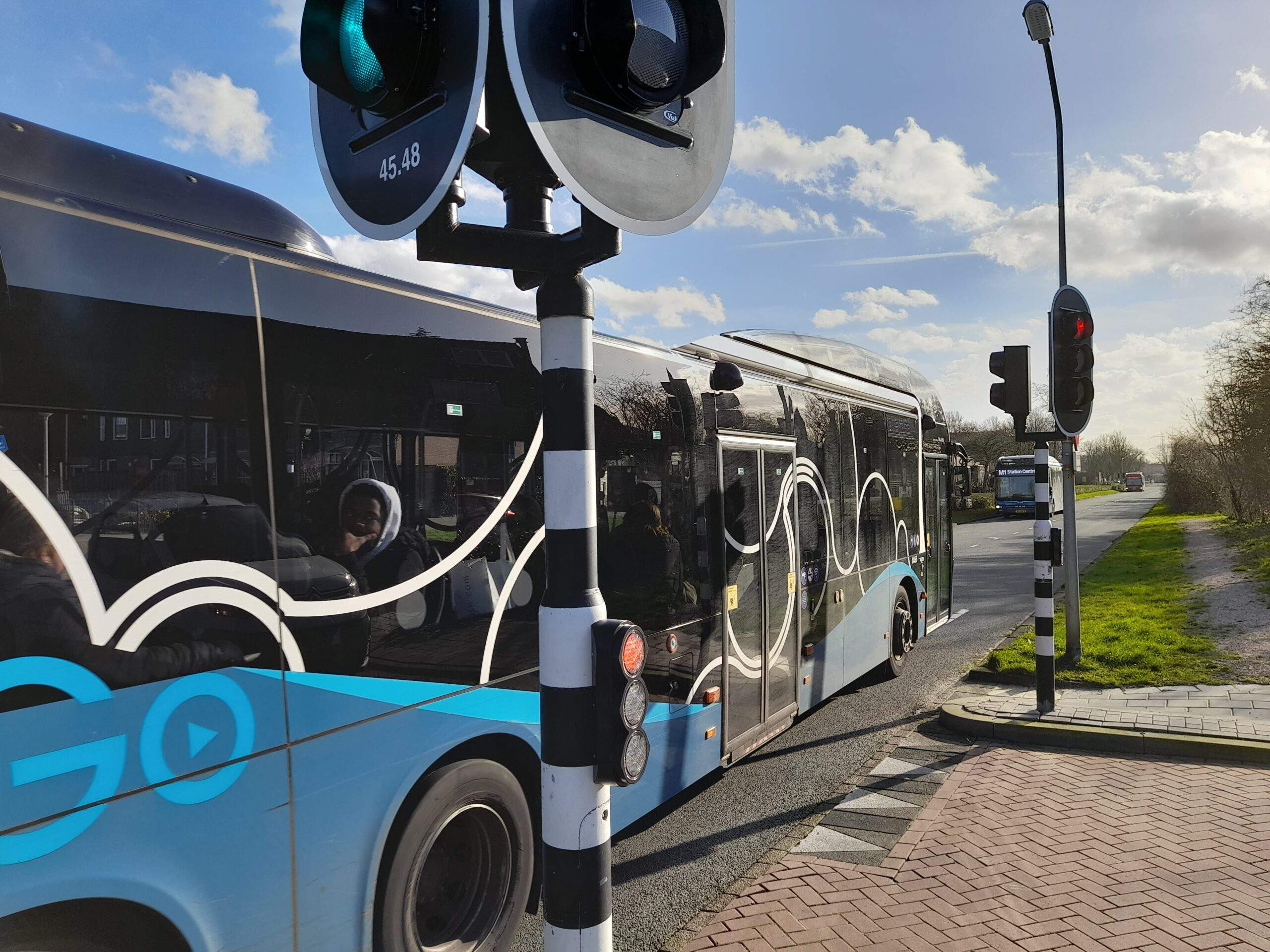 Gemeente wil busbedrijf dat openstaat voor onbemande bussen · Omroep Almere