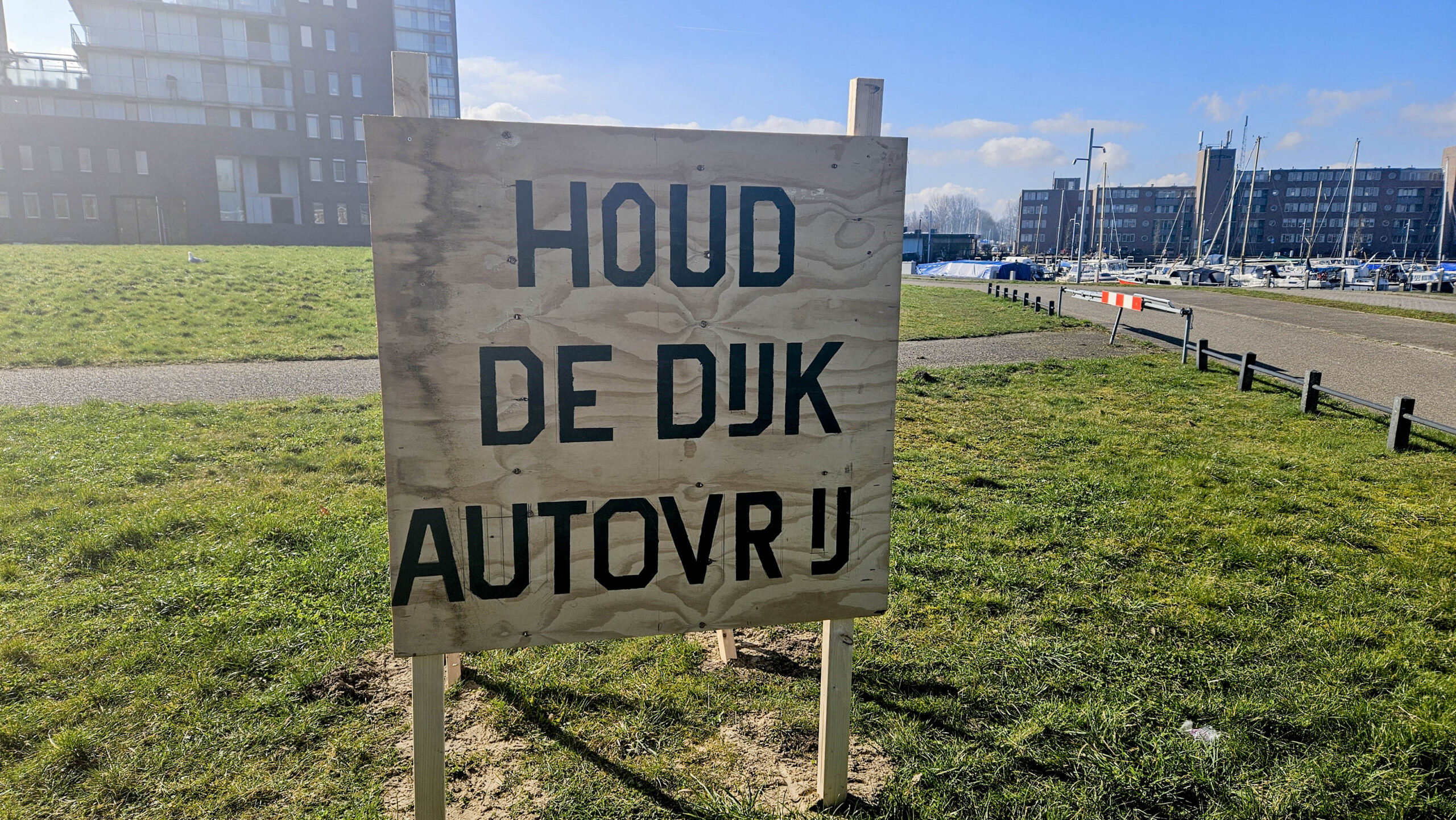 Video | Havenaars tegen openstelling Gooimeerdijk-Oost voor autoverkeer ...